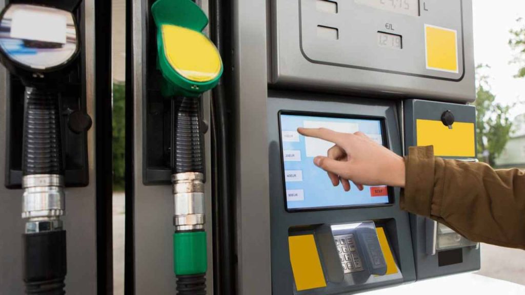 Distributori benzina, fai attenzione all'automatico: metti 10€ e la ...