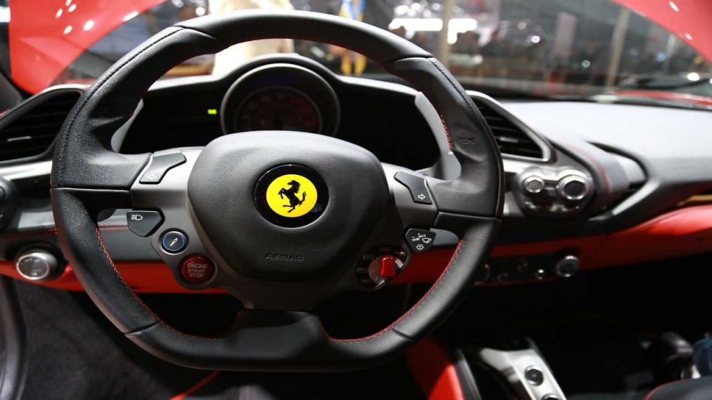 Ferrari manda in pensione il volante tradizionale | Sarà sostituito da ...