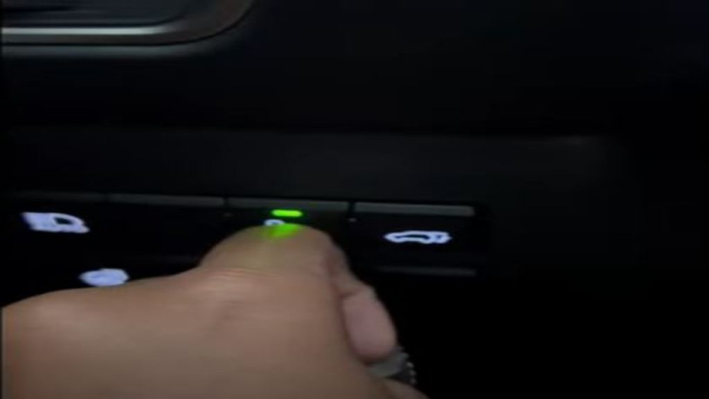 Trucchi auto, premi questo bottone prima di guidare, ti salvi la vita ...